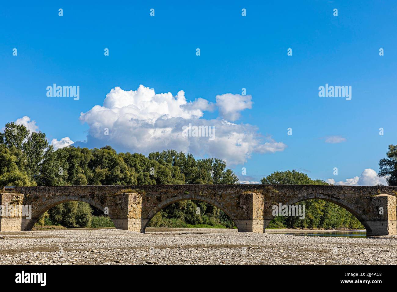 Stone arch bridge, Ponte Buriano, over the river Arno, near Arezzo ...