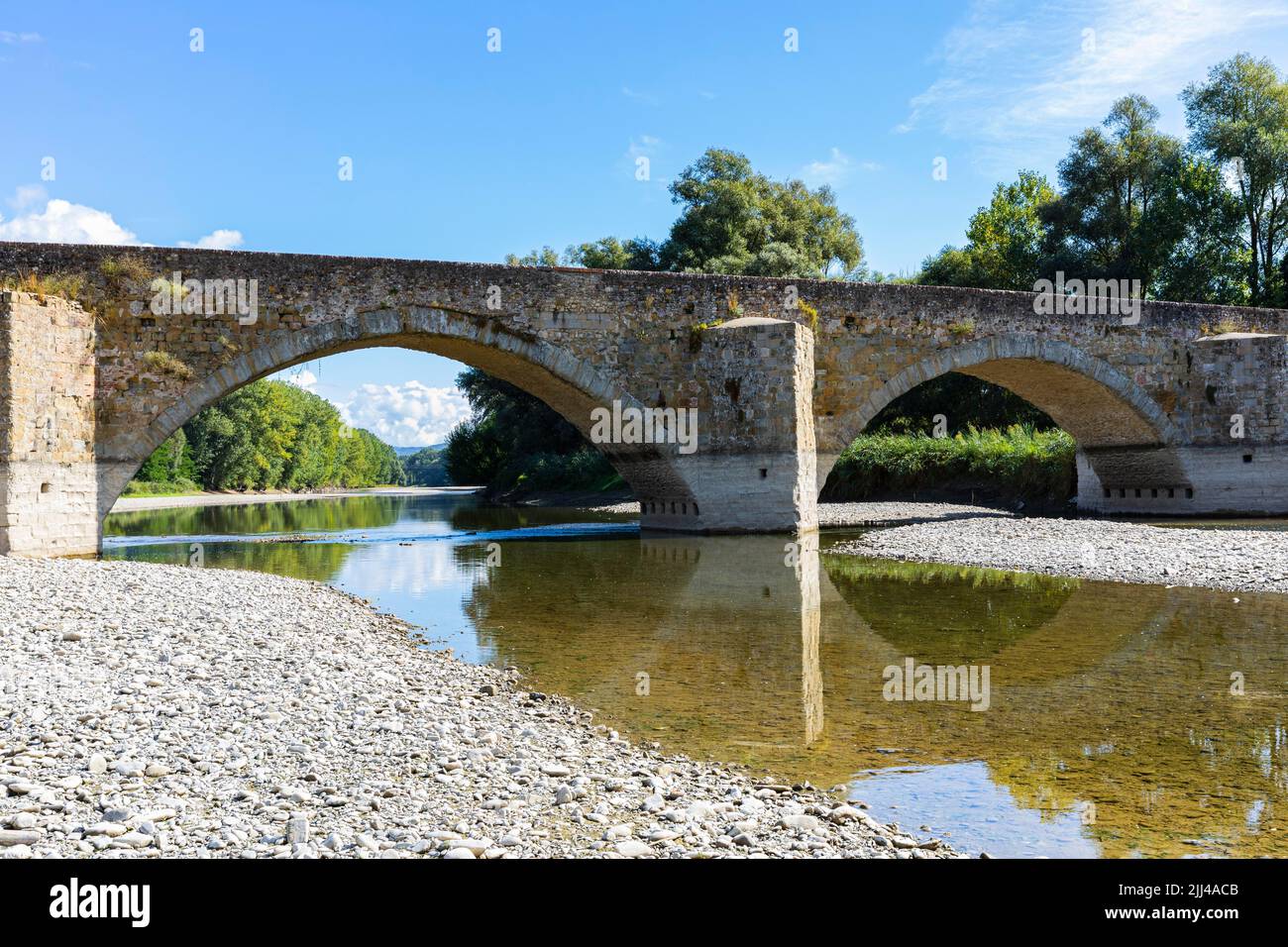 Stone arch bridge, Ponte Buriano, over the river Arno, near Arezzo ...