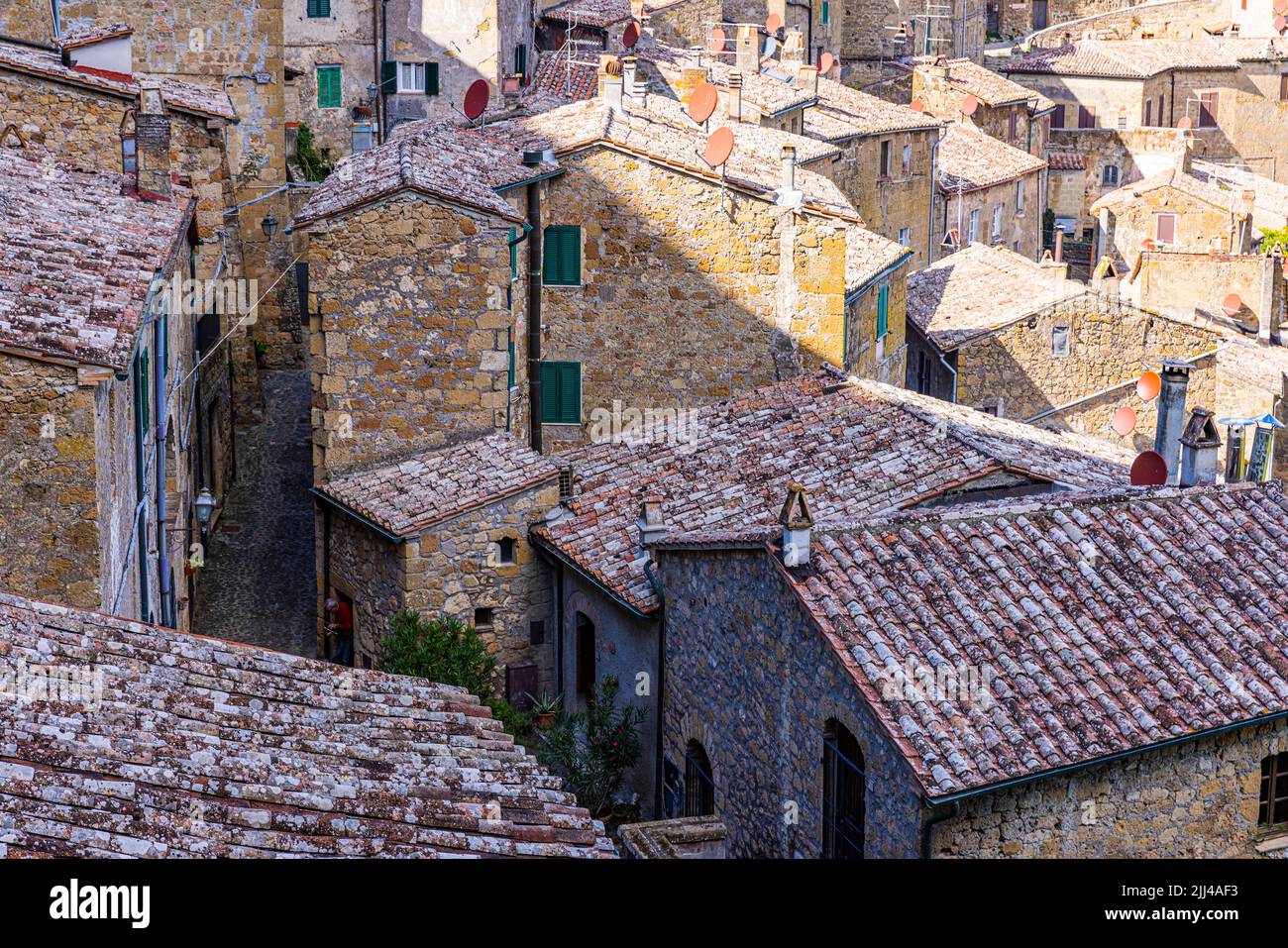 Old stone houses in the historic centre of Sorano, Sorano, Tuscany ...