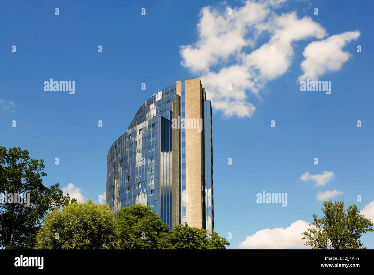 Maritim Hotel, modern architecture, glass facade, reflections, sky ...
