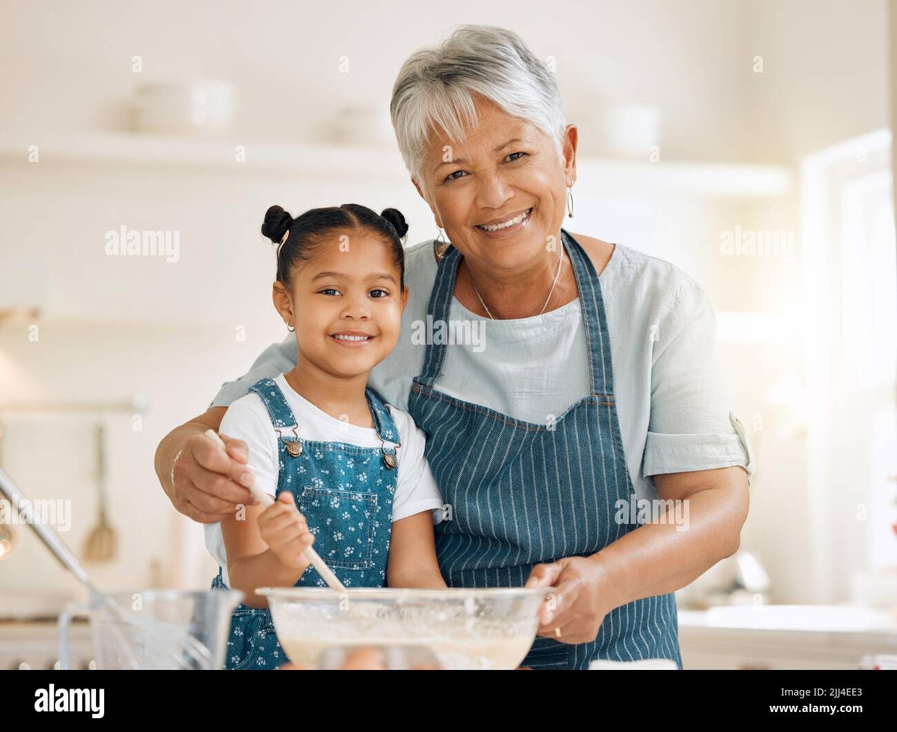 Hispanic grandmother cooking hi-res stock photography and images - Alamy