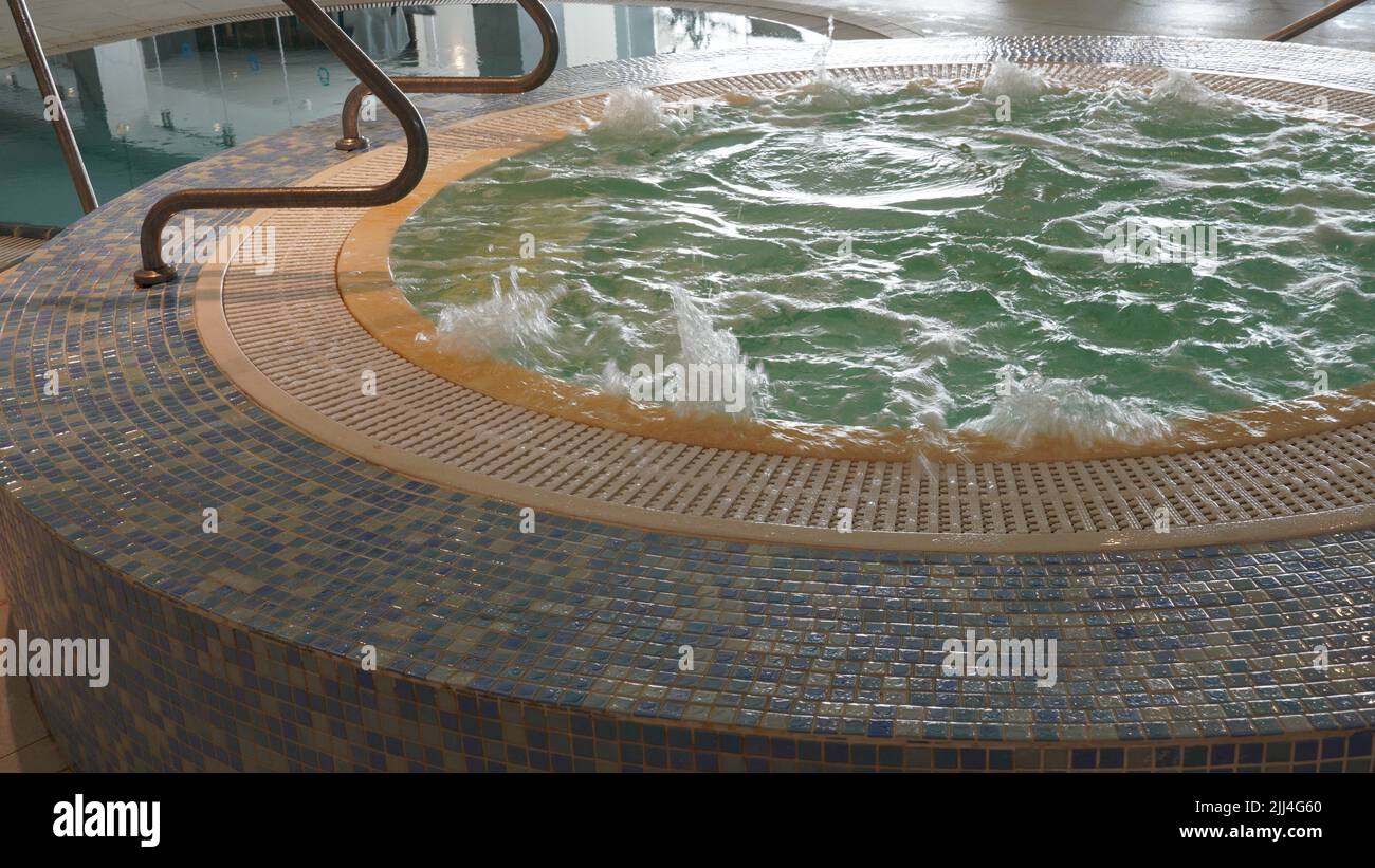 Empty jacuzzi in action. Spa jacuzzi with bubbling water in hotel Stock ...