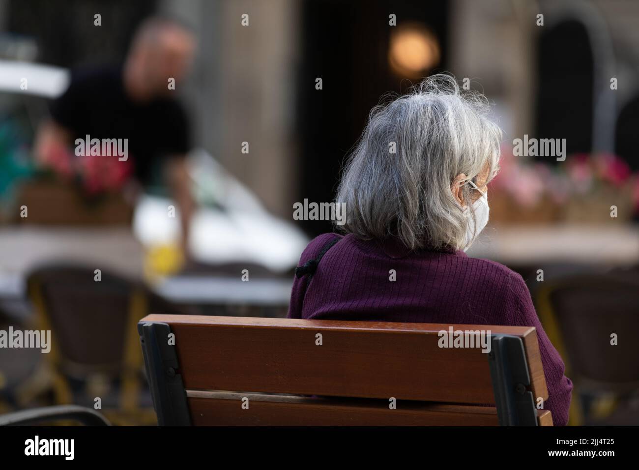 Photo old lady sit hi-res stock photography and images - Alamy