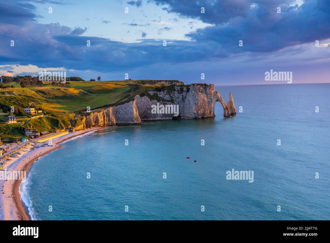 The famous rock arch in the cliff of Etretat Stock Photo - Alamy