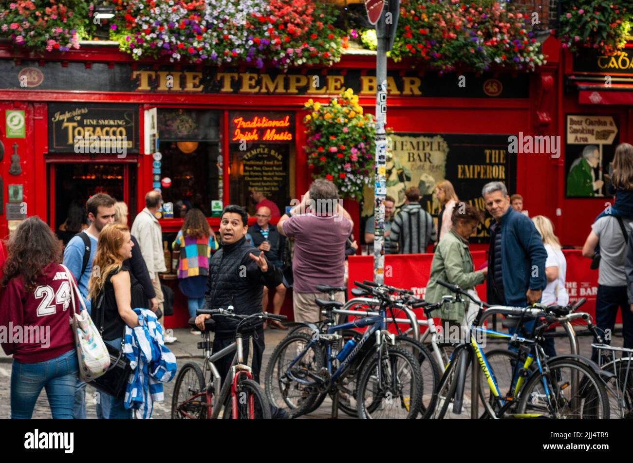 Temple Bar Dublin or Barra an Teampaill busy urban scene with tourists ...