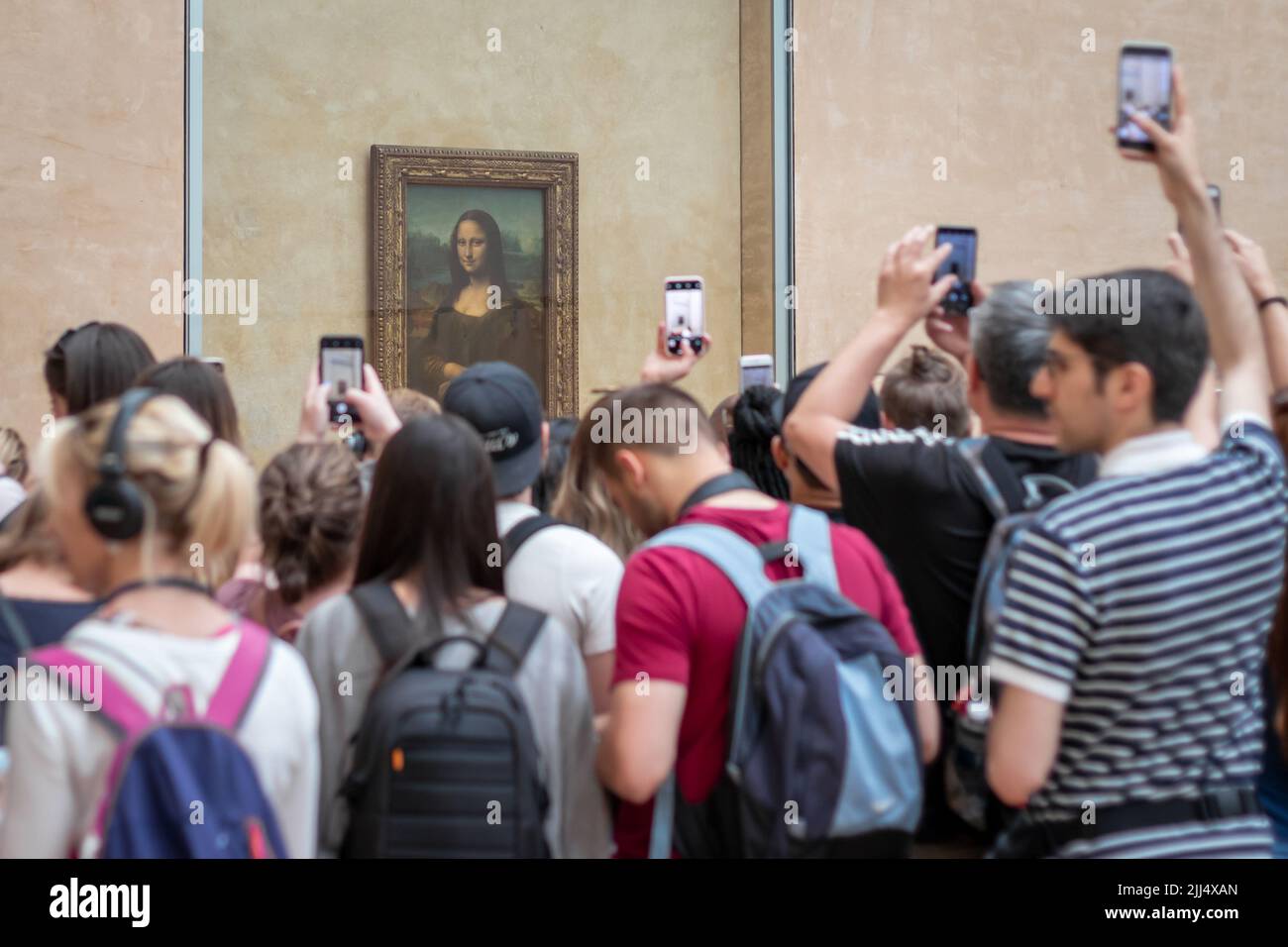 Mona lisa louvre museum crowd hi-res stock photography and images - Alamy