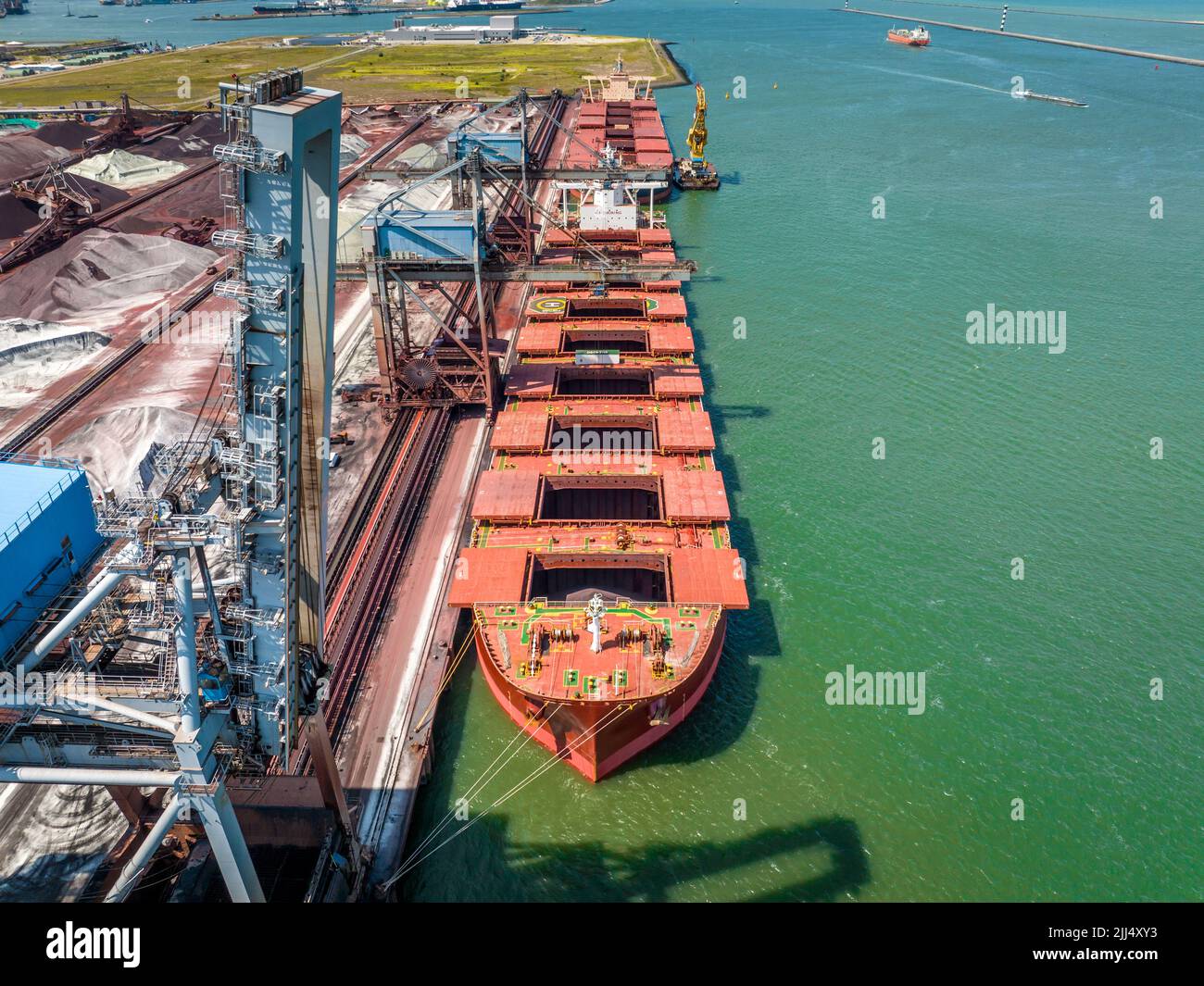 Bulk Carrier Vessel Unloading at Port Stock Photo - Alamy
