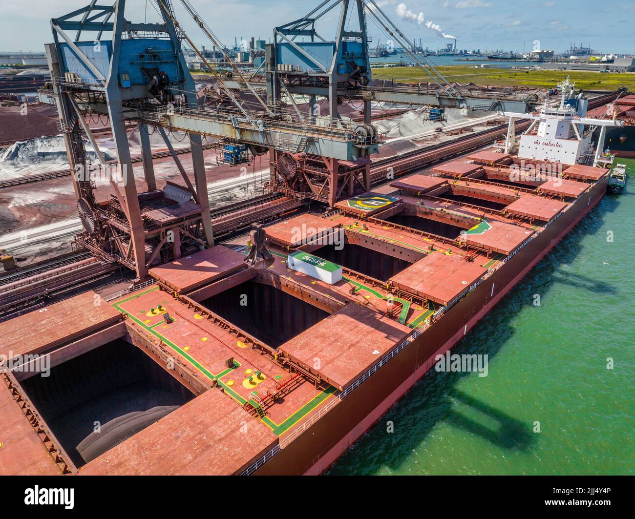 Bulk Carrier Ship Unloading Cargo by Crane at Port Stock Photo - Alamy