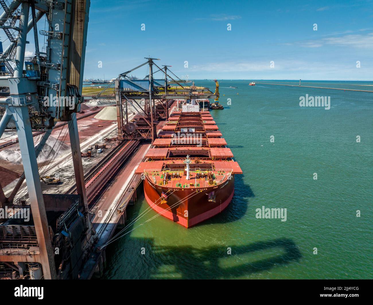 Bulk Carrier Ship Unloading Cargo by Crane at Port Stock Photo - Alamy