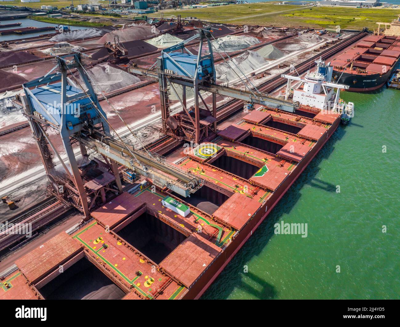 Bulk Carrier Ship Unloading Cargo by Crane at Port Stock Photo - Alamy