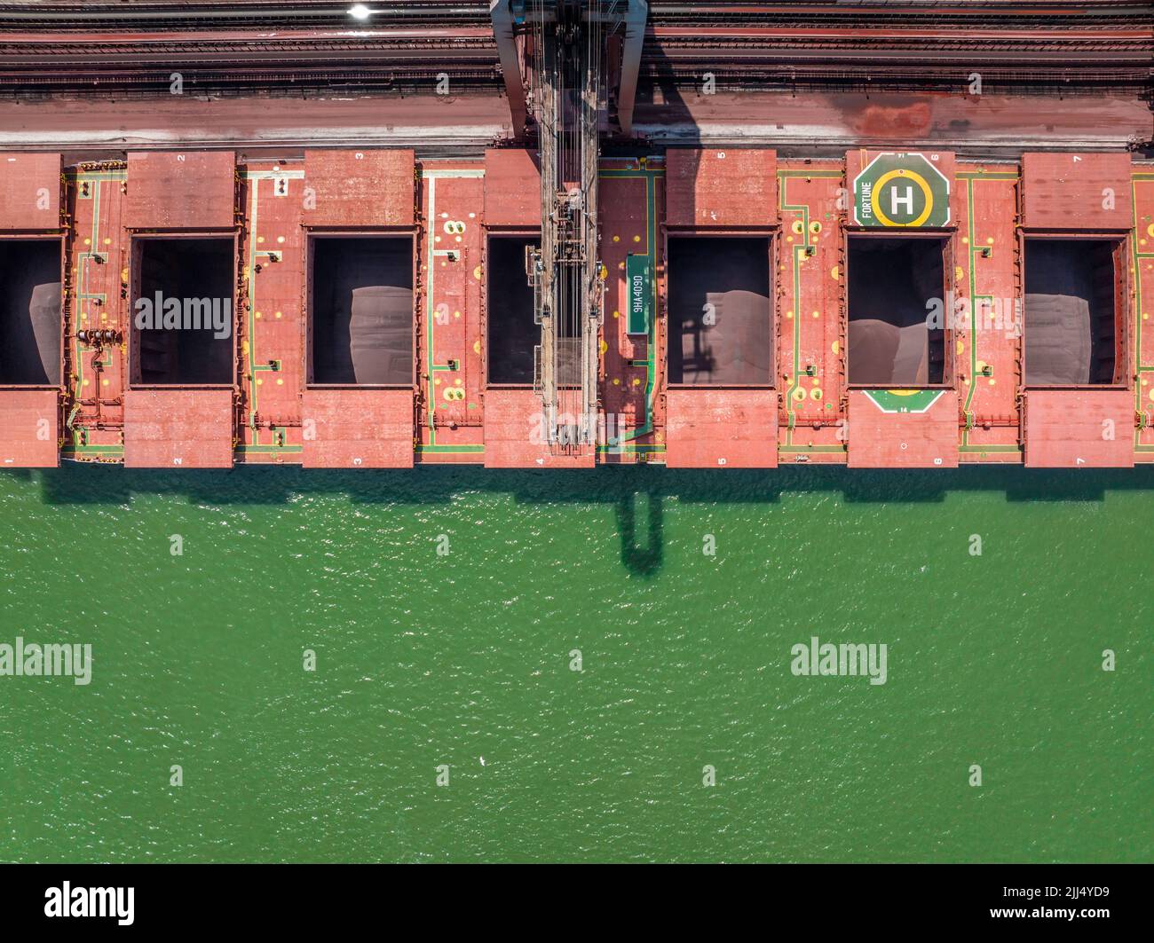 Bulk Carrier Ship Unloading Cargo by Crane at Port Stock Photo - Alamy