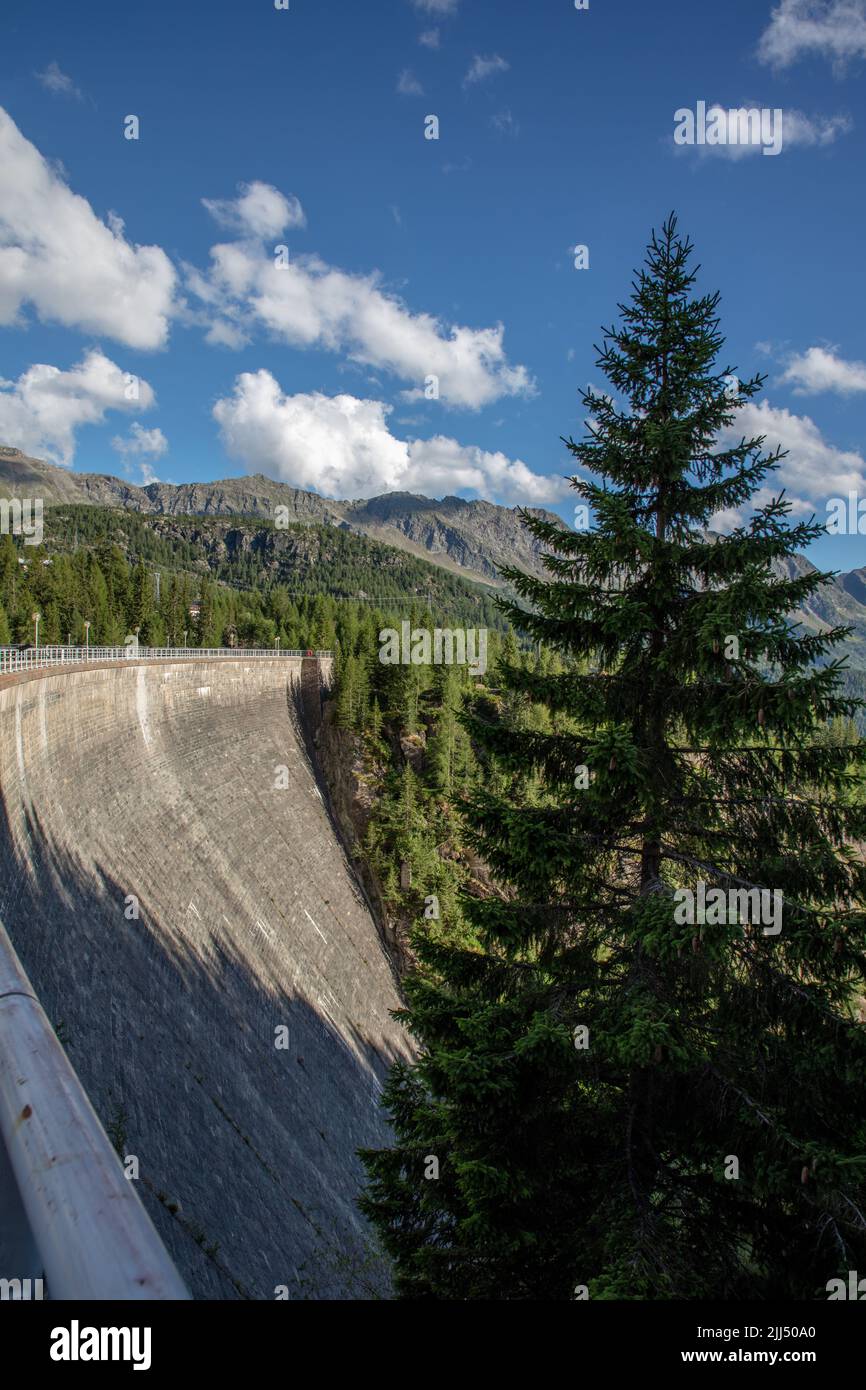 The amazingly beautiful dam and the lake of Campo Moro, Lanzada, SO ...