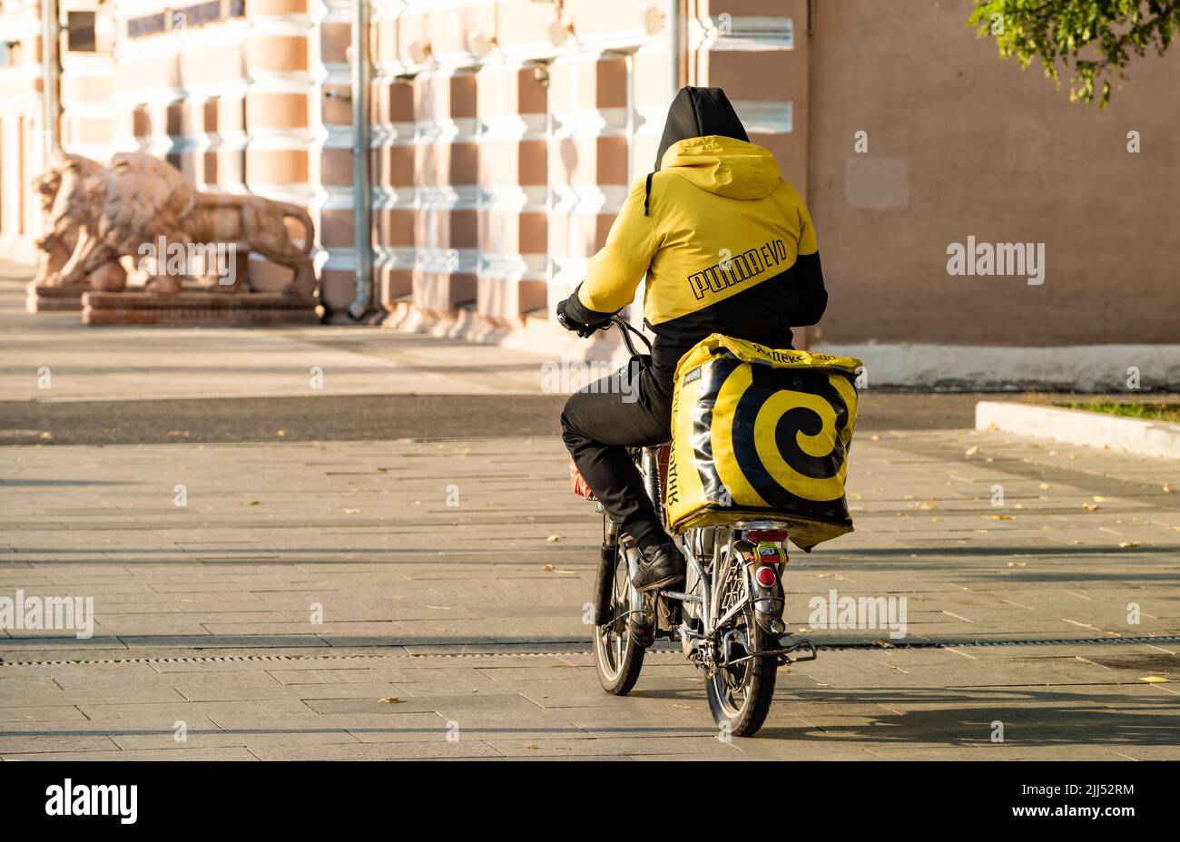 October 6, 2021, Moscow, Russia. An employee of the Yandex Food ...