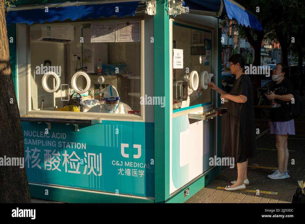 Nucleic acid sampling station hi-res stock photography and images - Alamy