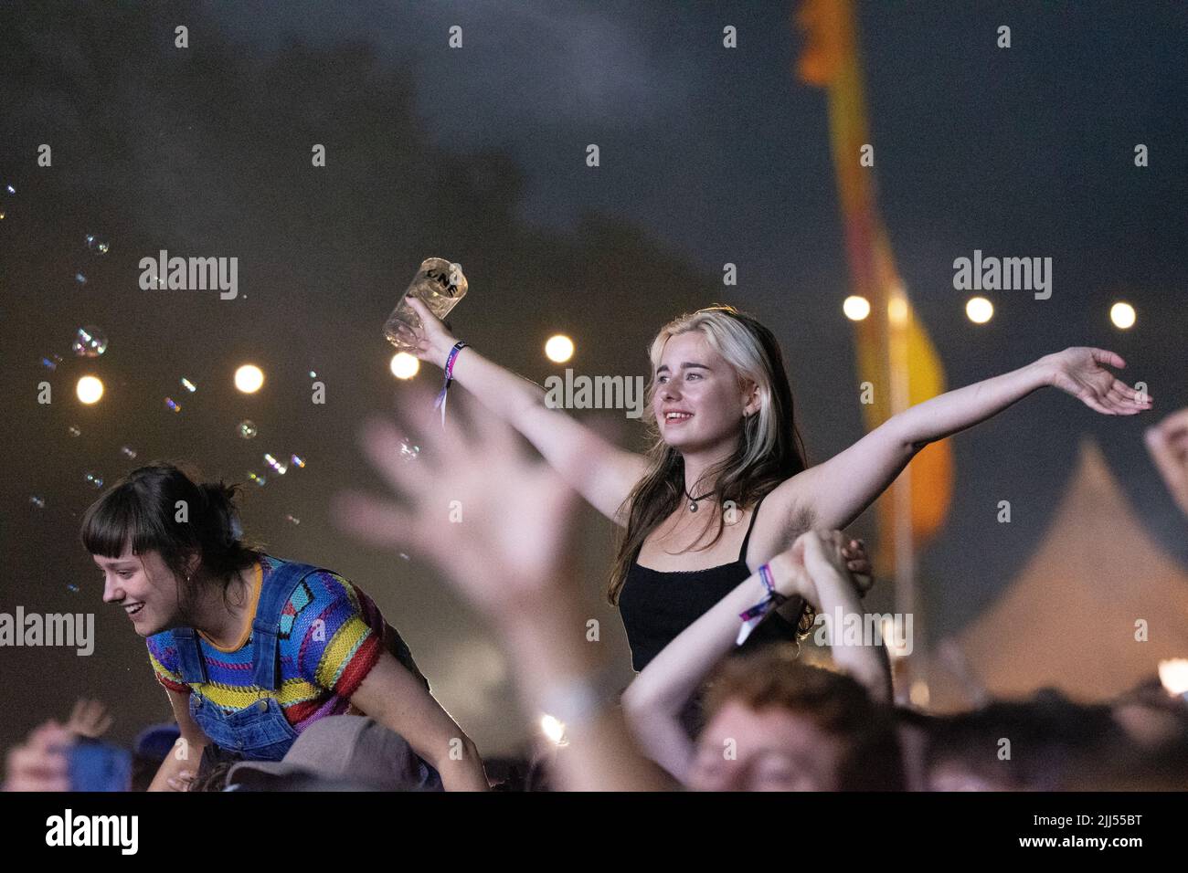 Cheshire, UK. 22nd July, 2022. Fans go wild watching Groove Armada on ...