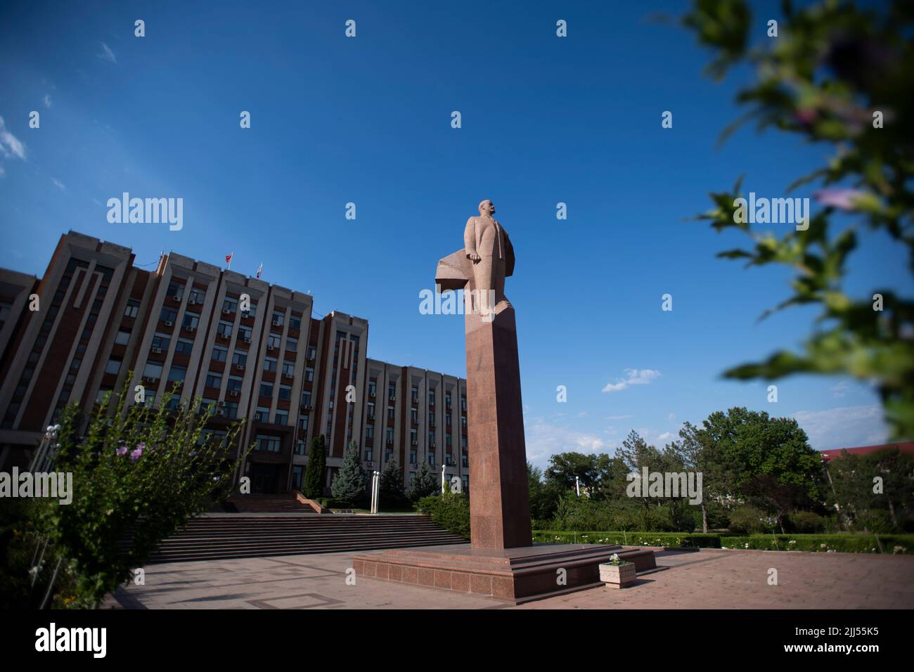 statue of vladimir lenin outside the parliament, tiraspol, transnistria ...
