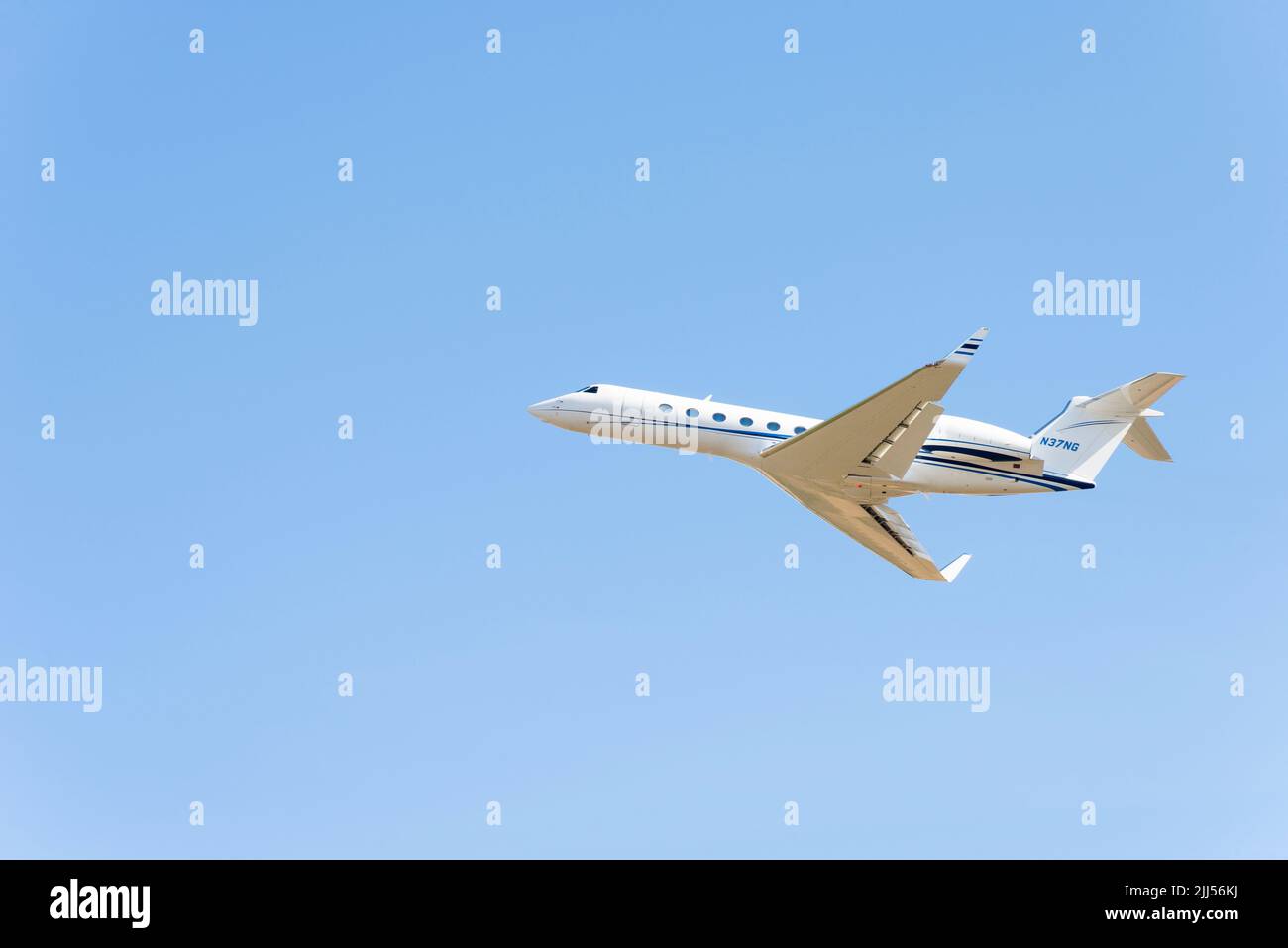 Gulfstream G550 private jet plane N37NG departing after visiting the ...