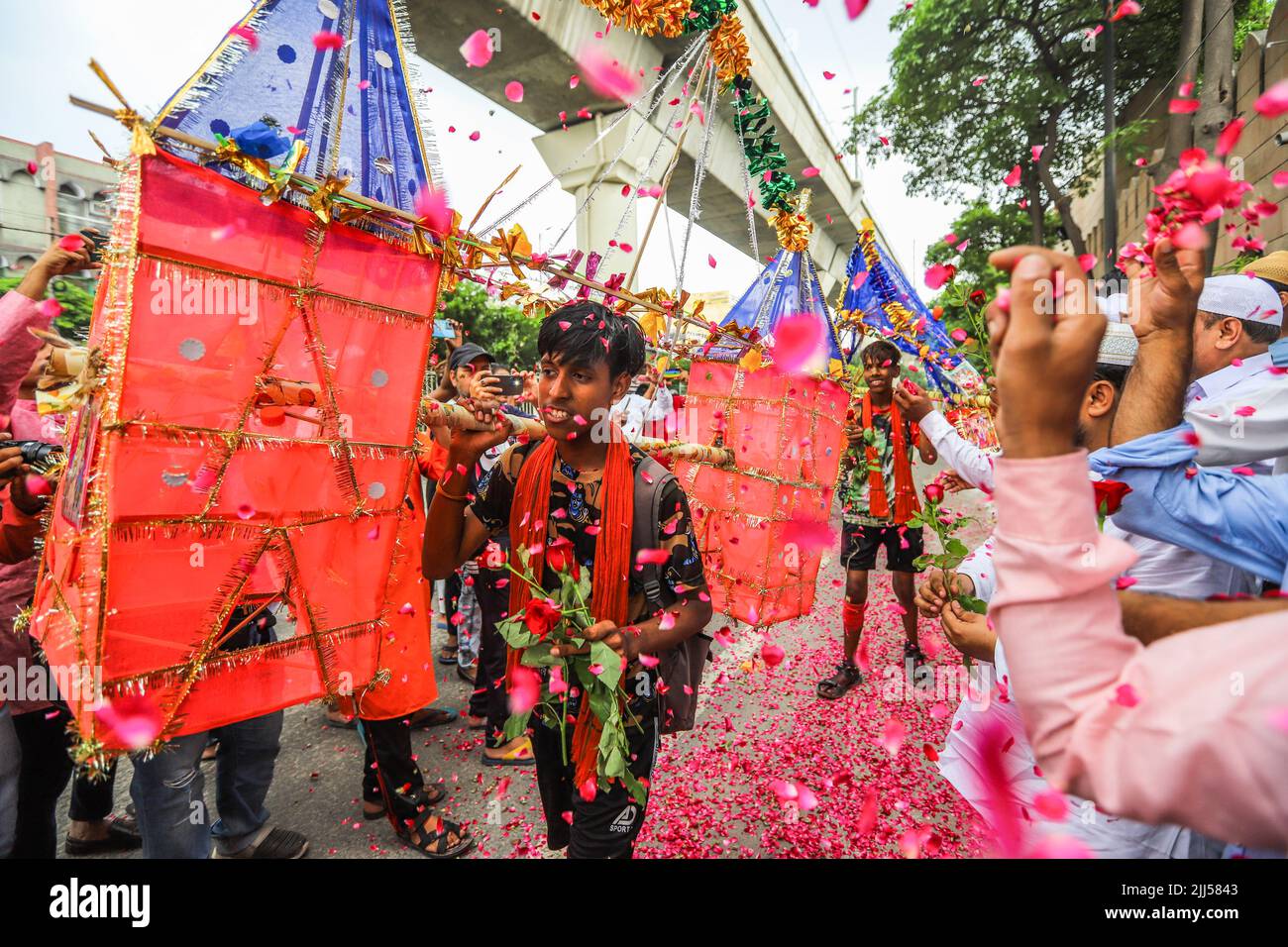 New Delhi, India. 22nd July, 2022. People belonging to Muslim community shower flower petals on ...