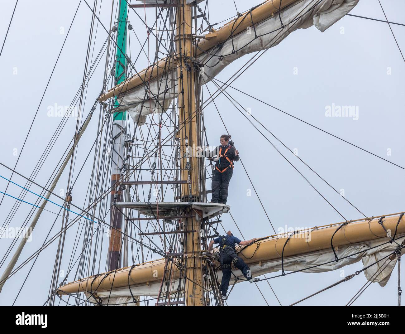 Square rigged masts hi-res stock photography and images - Alamy