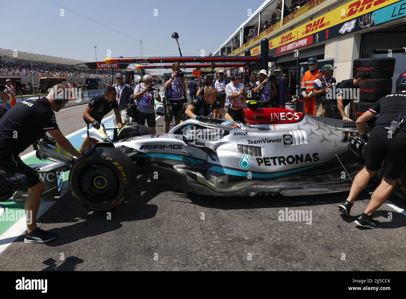 2022 formula one pit stop mercedes hi-res stock photography and images ...