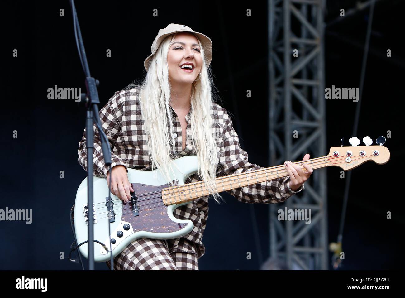 Katie Lloyd bass guitarist of The Lottery Winners Stock Photo - Alamy