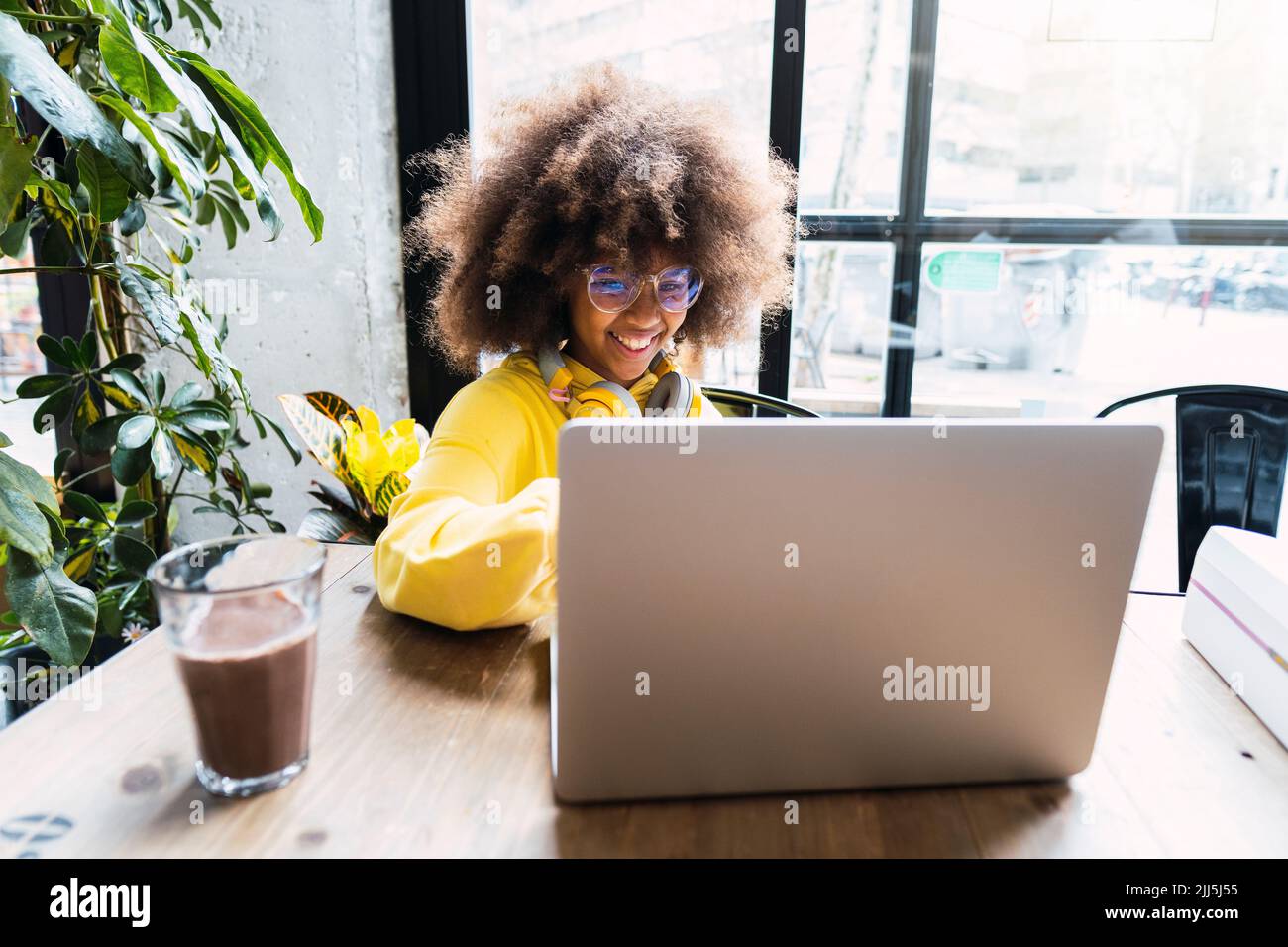 Girl using headphones and a laptop hi-res stock photography and images ...
