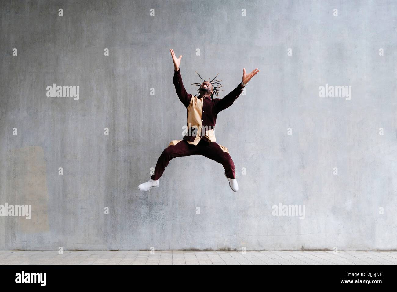 Jumping from walls hi-res stock photography and images - Alamy