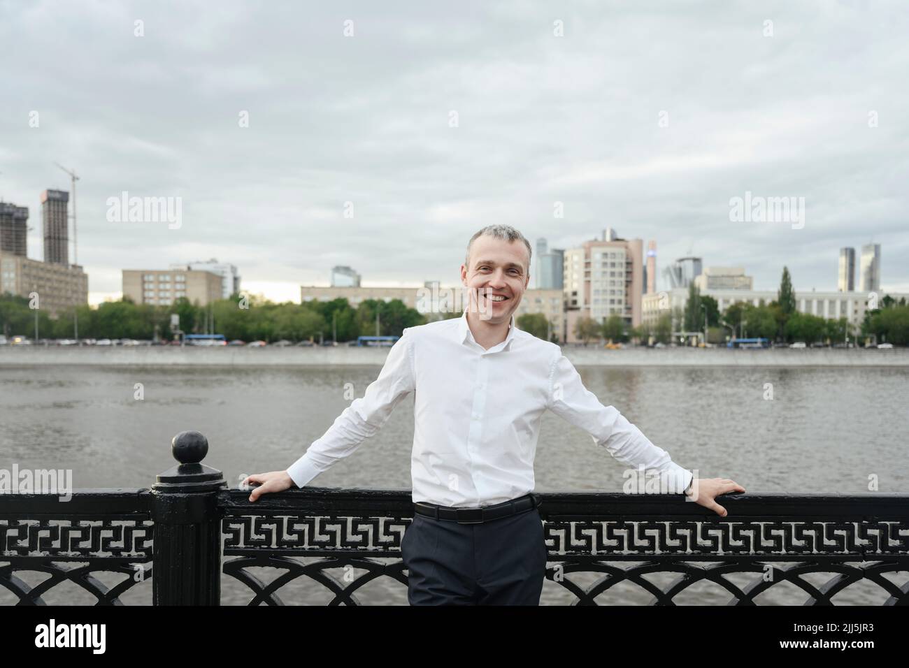 River front trail hi-res stock photography and images - Alamy