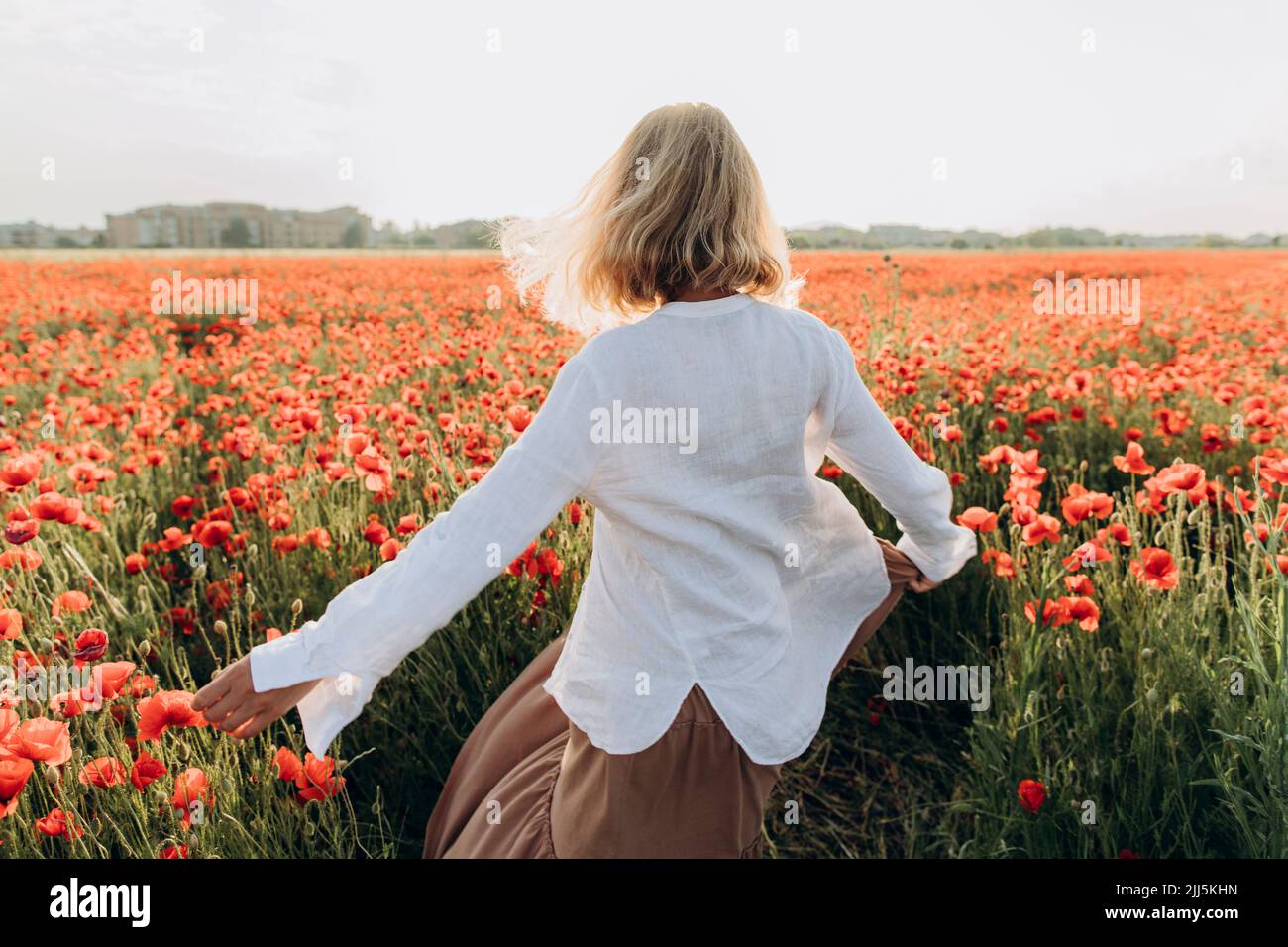Woman poppies field back hi-res stock photography and images - Alamy