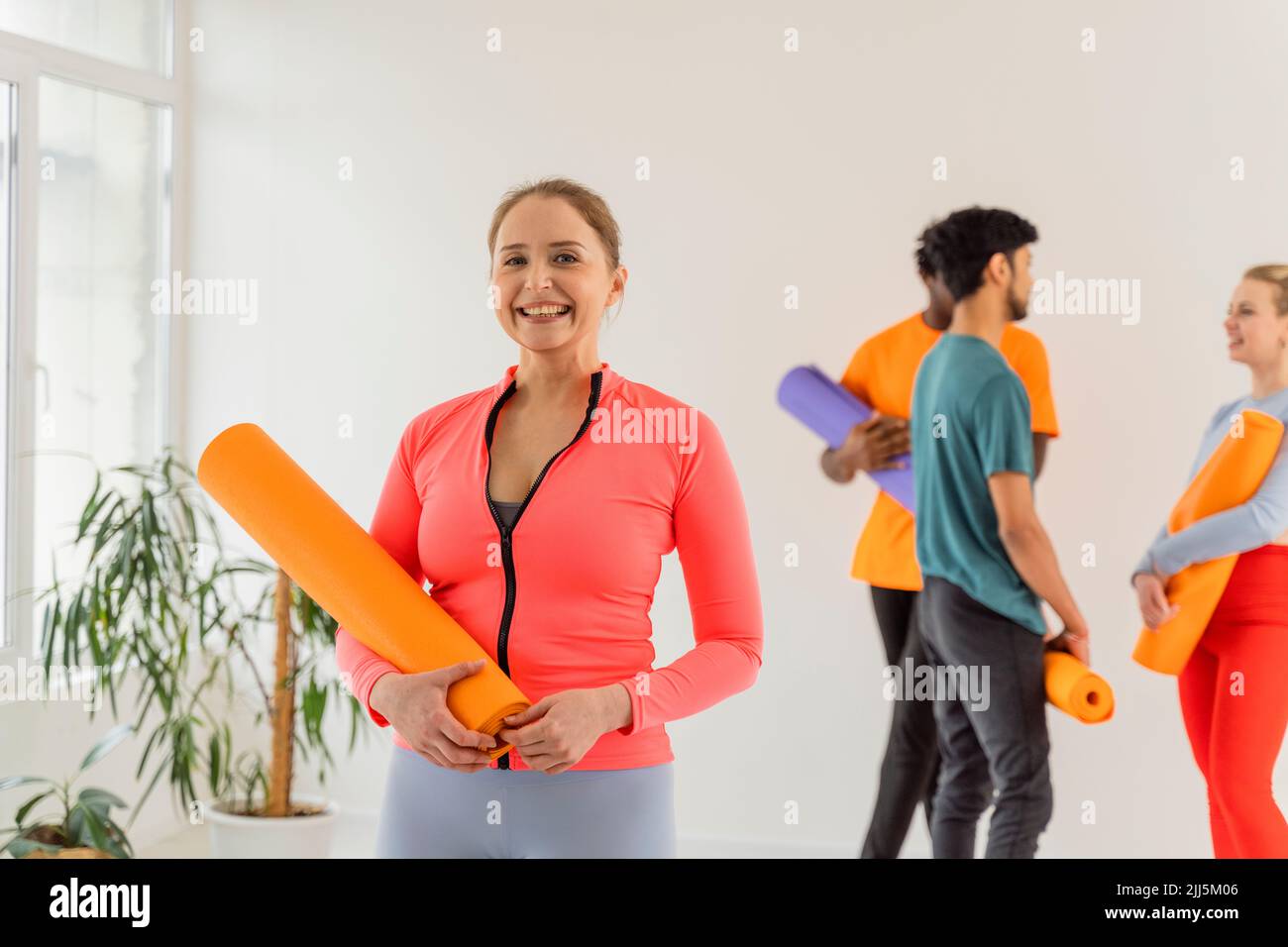 Talking smiling three diverse hi-res stock photography and images - Alamy
