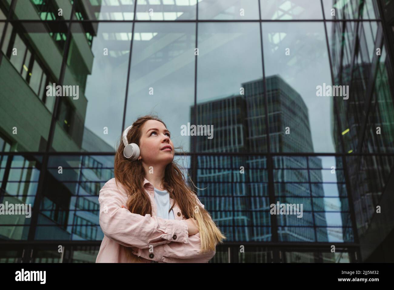 Modern glass house woman exterior hi-res stock photography and images ...