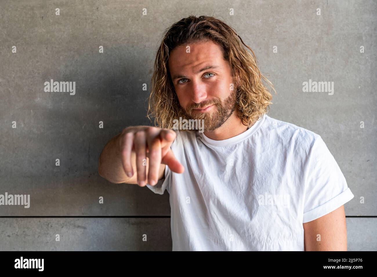 Man pointing in front of wall at home Stock Photo - Alamy