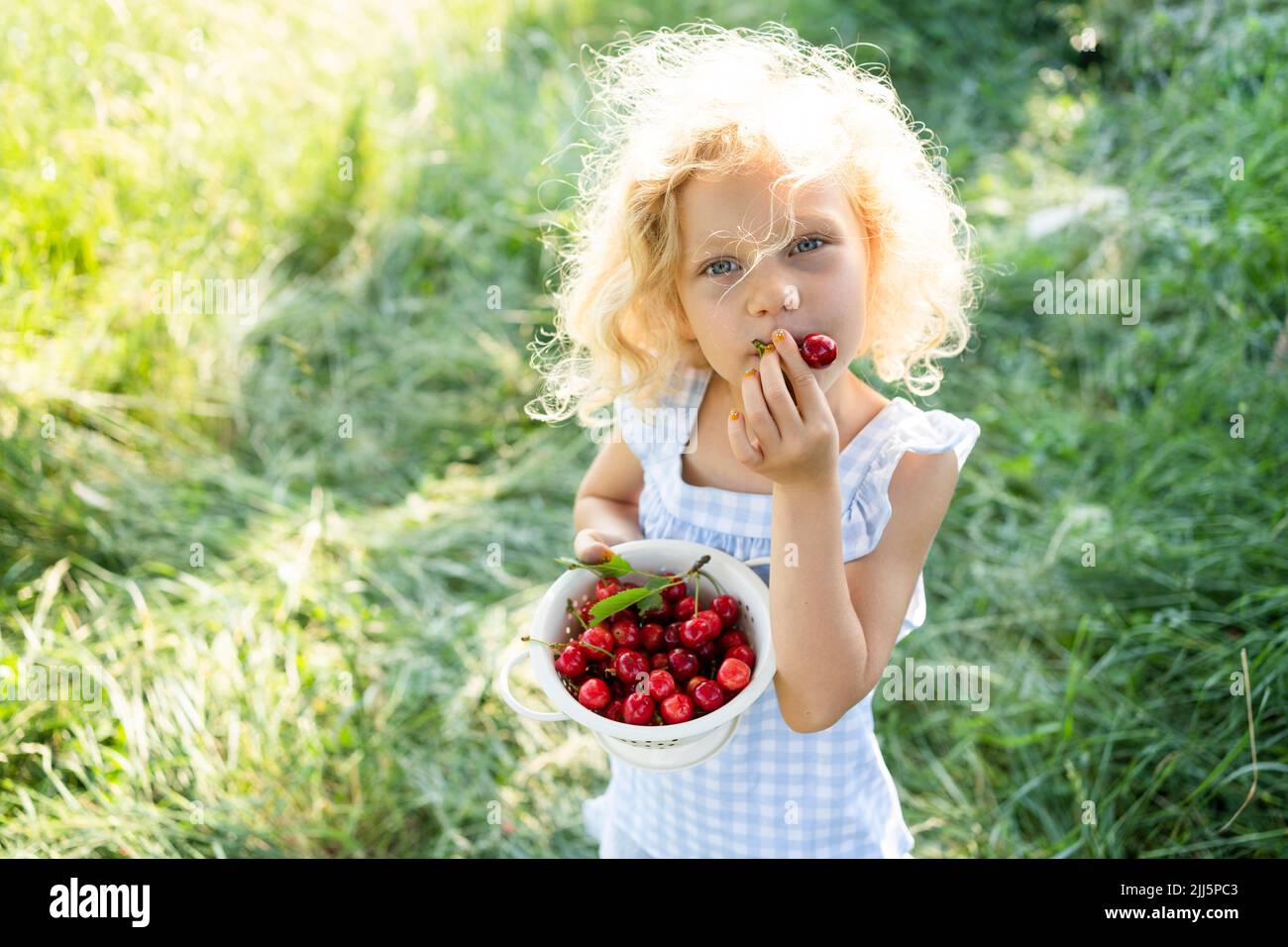 Girl looking kids eating hi-res stock photography and images - Alamy
