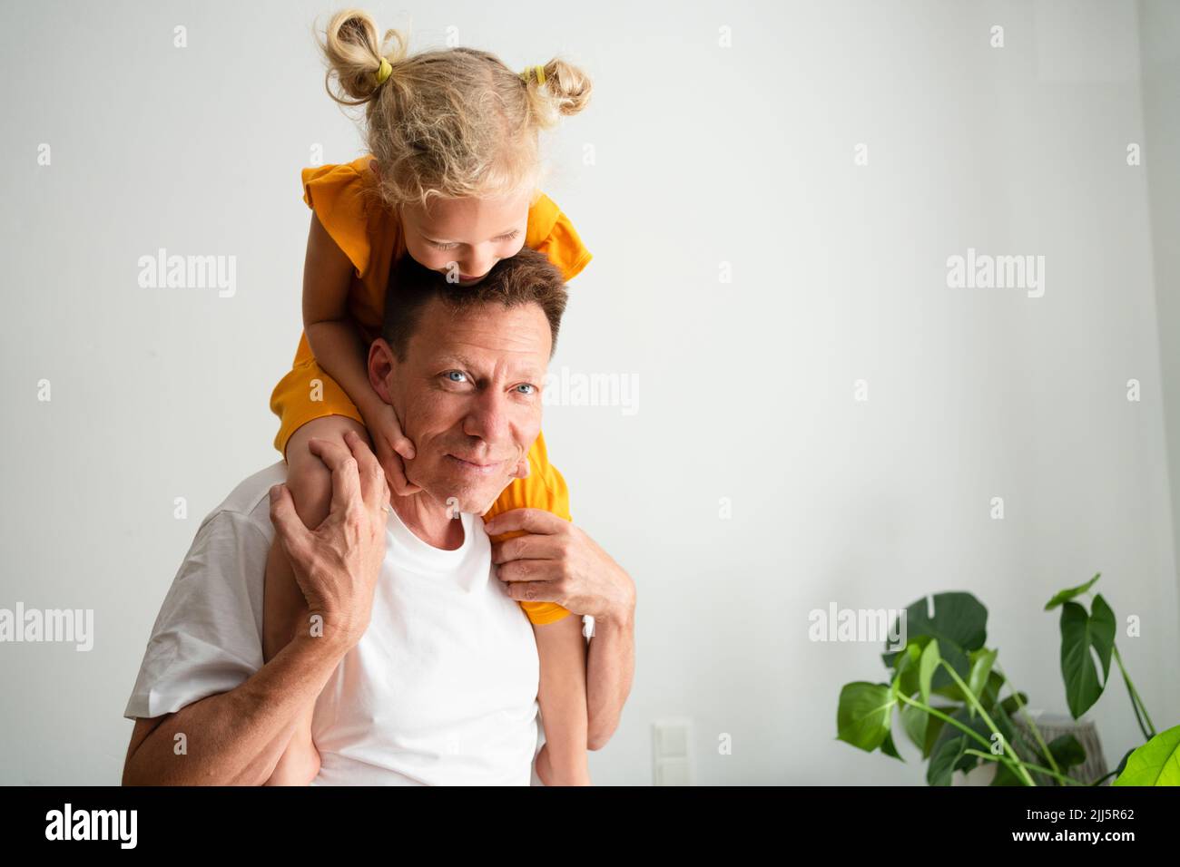 Parents carrying kids on shoulders hi-res stock photography and images ...