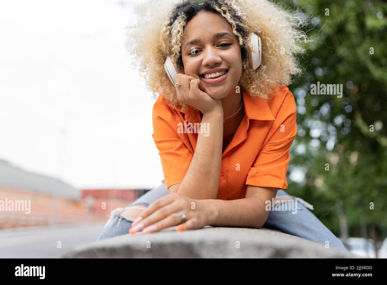 Leaning elbow on wall hi-res stock photography and images - Alamy