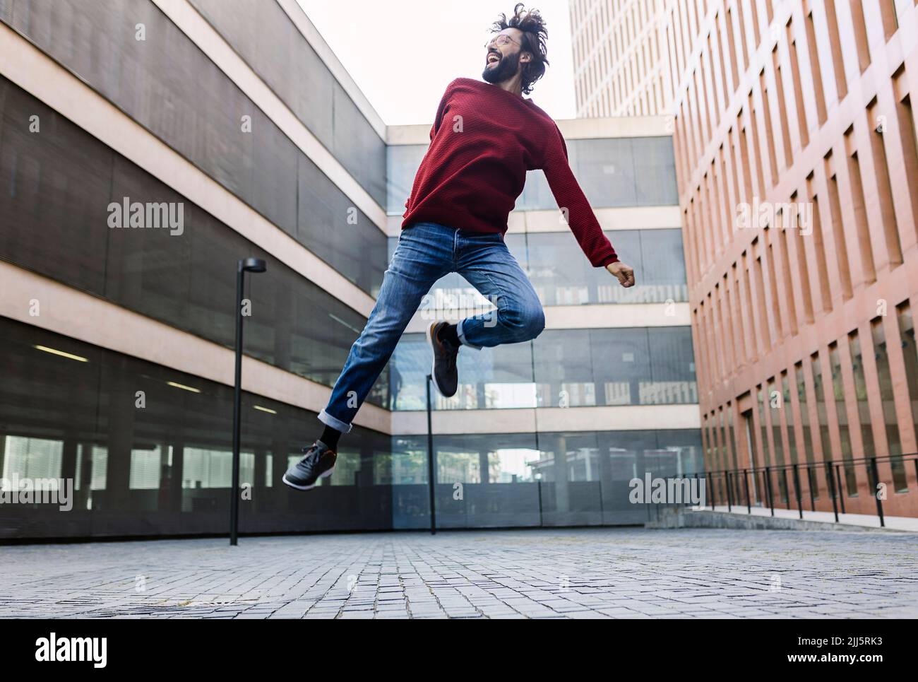 Man jumping over wall hi-res stock photography and images - Alamy