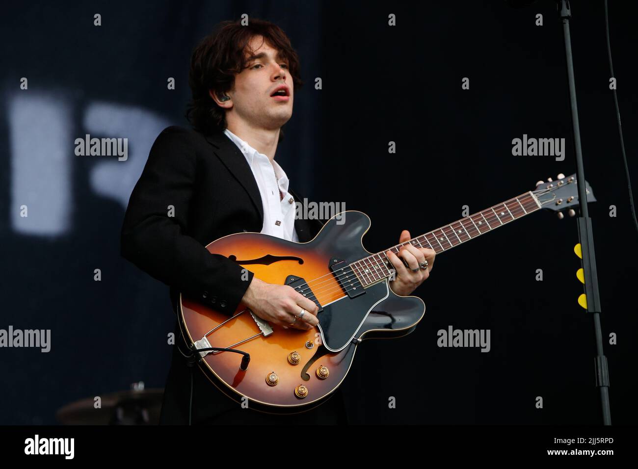 Elijah Hewson lead singer and guitarist of Inhaler Stock Photo - Alamy