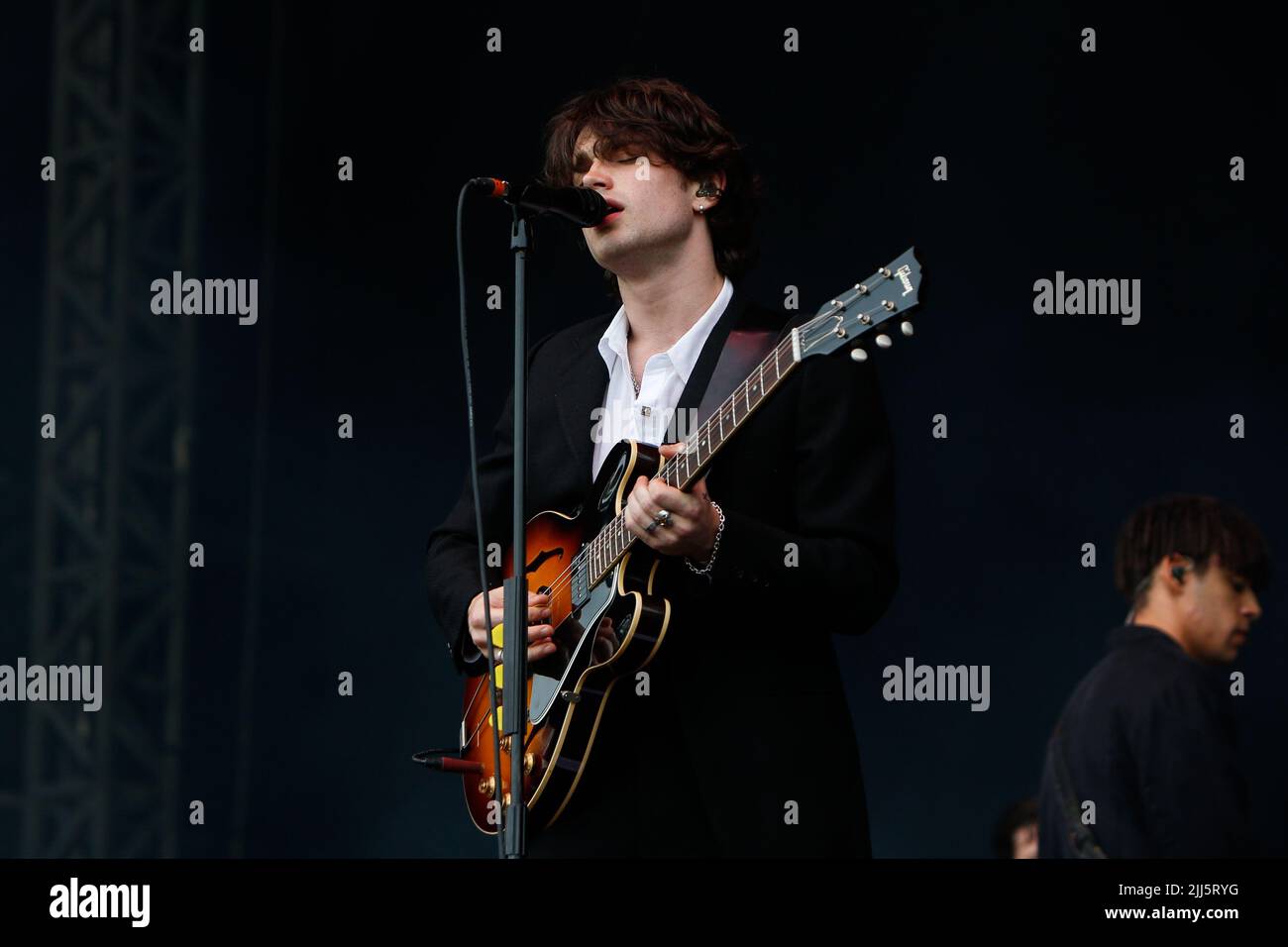 Elijah Hewson lead singer and guitarist of Inhaler Stock Photo - Alamy