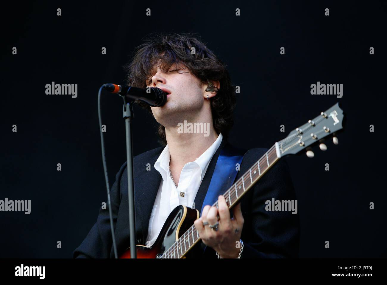 Elijah Hewson lead singer and guitarist of Inhaler Stock Photo - Alamy