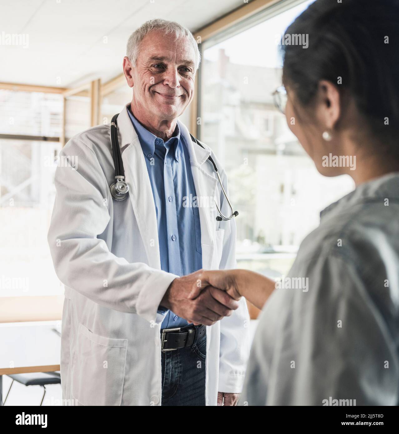 Doctor nurse shaking hands in hi-res stock photography and images - Alamy