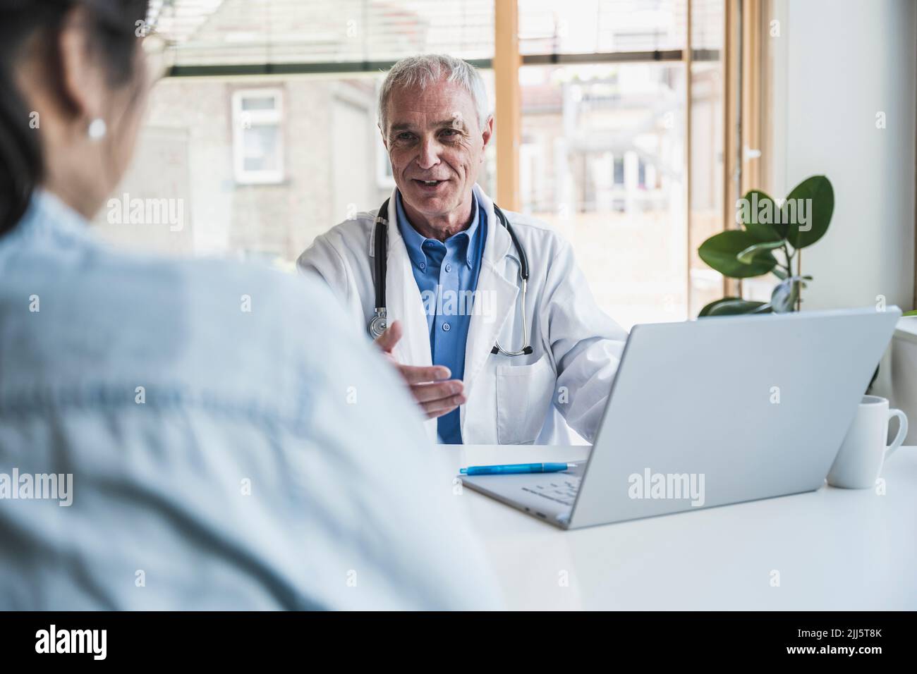 Doctor patient connections hi-res stock photography and images - Alamy