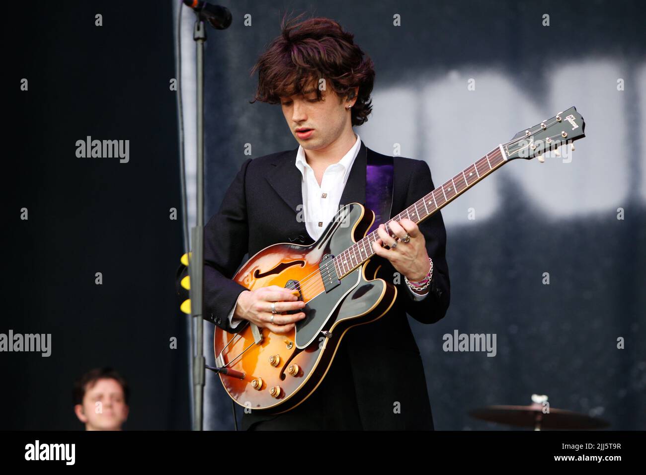 Elijah Hewson lead singer and guitarist of Inhaler Stock Photo - Alamy