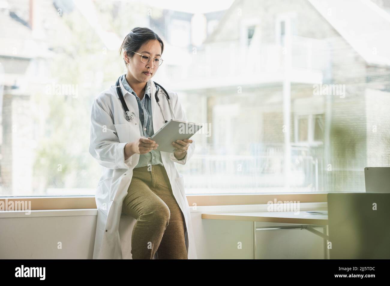 Doctors tablets digital technology hi-res stock photography and images ...