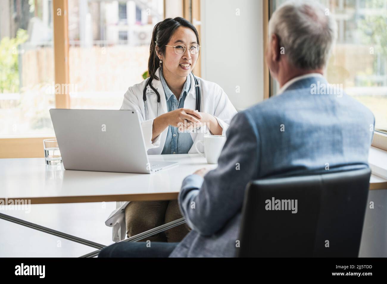 Doctor patient connections hi-res stock photography and images - Alamy