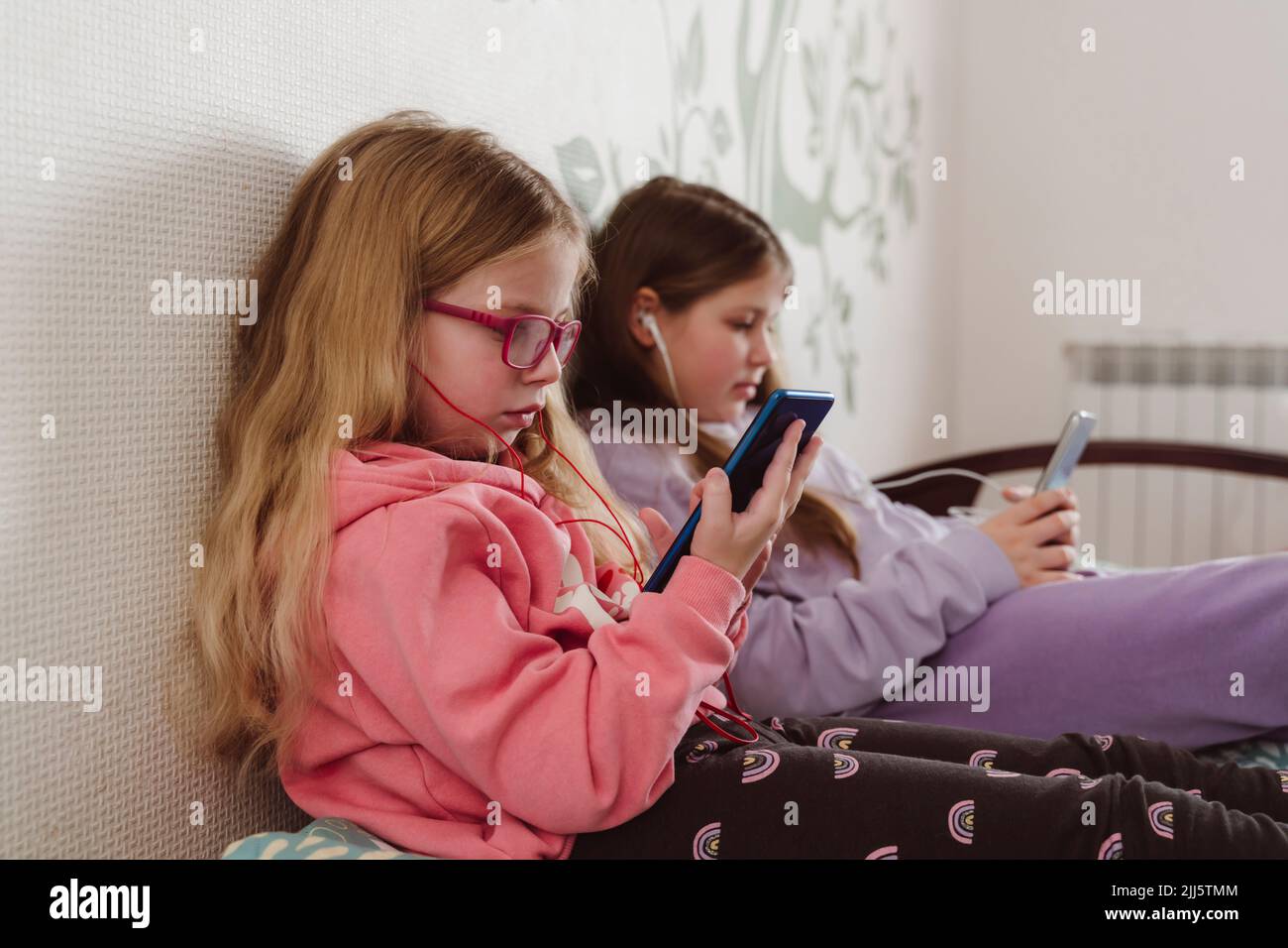 Kids cell phones home hi-res stock photography and images - Alamy