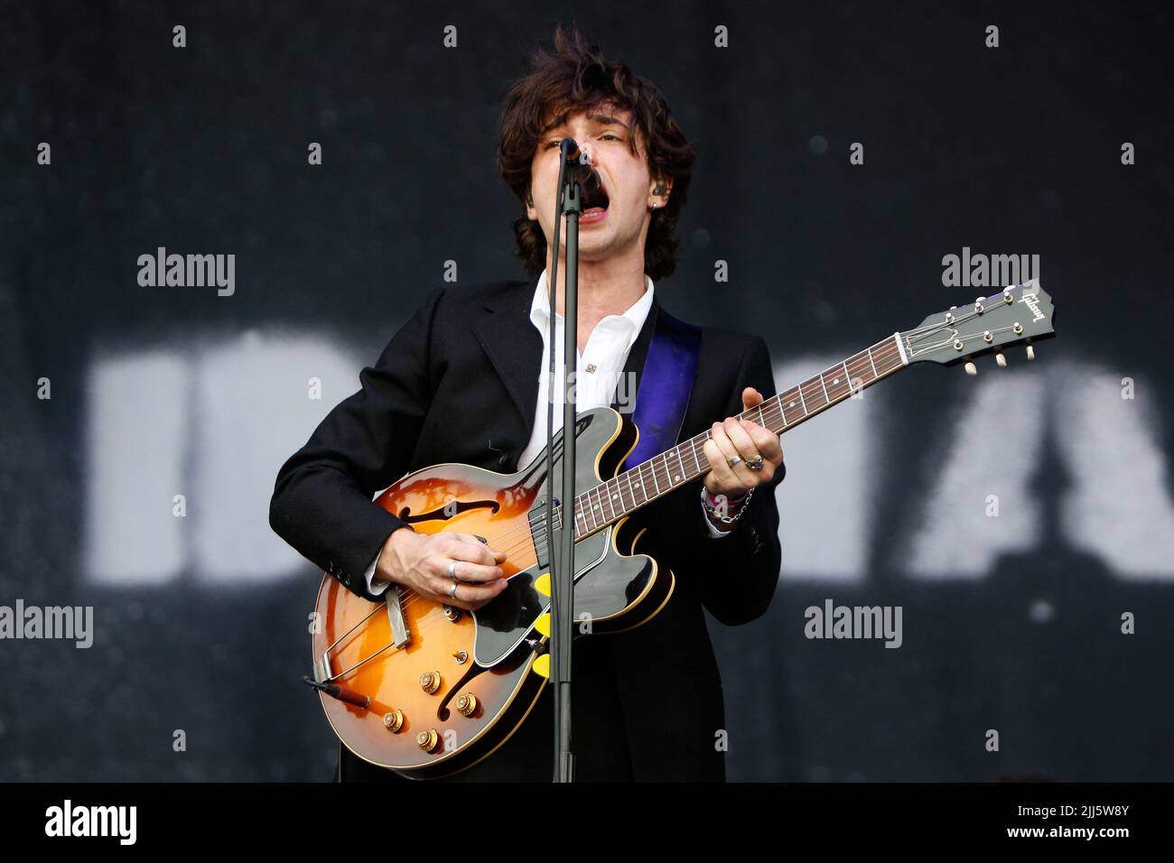Inhaler guitarist hi-res stock photography and images - Alamy
