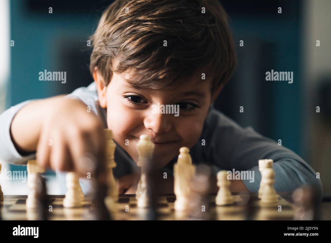 Kids playing game chess hi-res stock photography and images - Alamy
