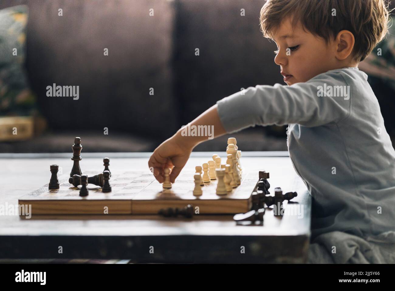 Funny chess pieces hi-res stock photography and images - Alamy