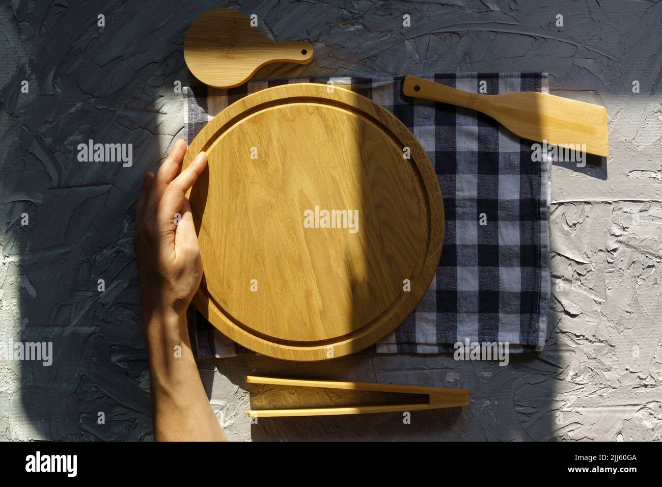 Cutting board on a light concrete background. Cooking backdrop. Top ...