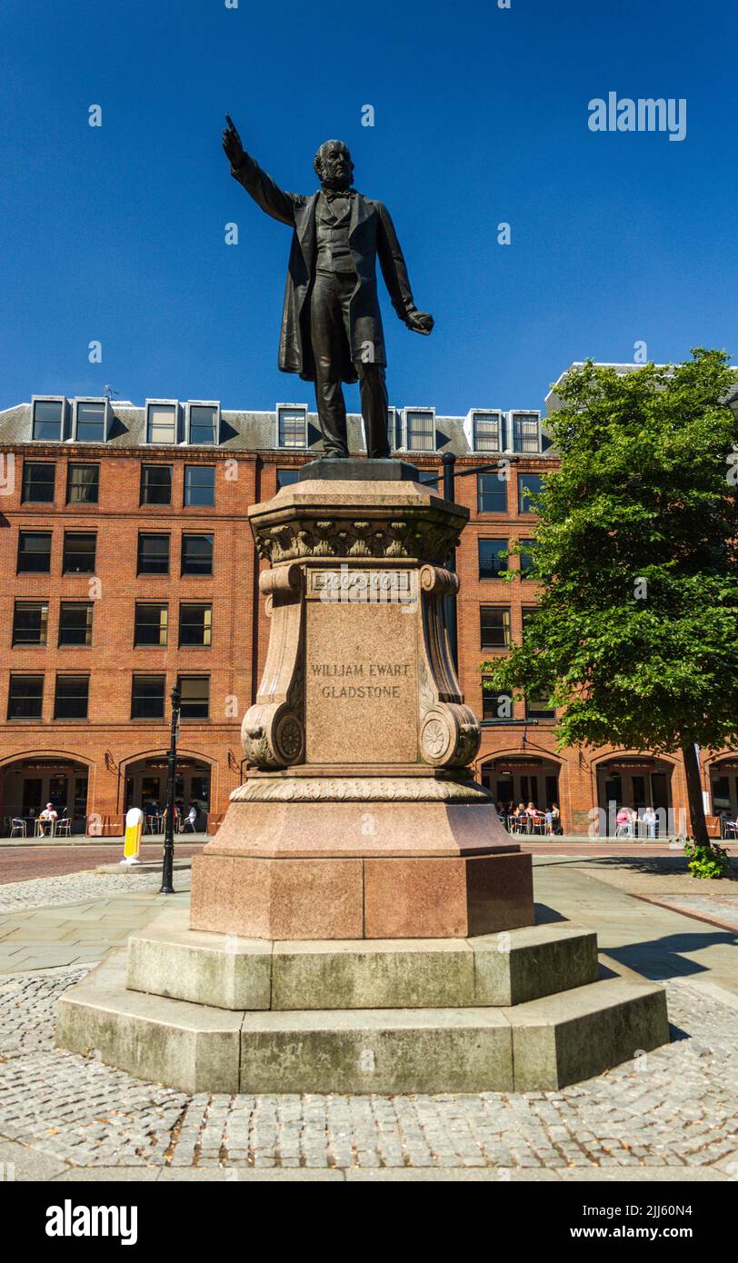 Grade 2 statue hi-res stock photography and images - Alamy